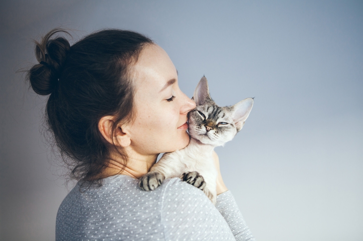 Women kissing cat